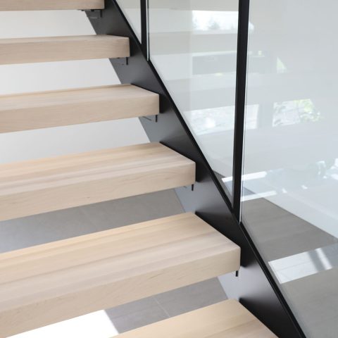 Escalier en merisier, acier et verre - Maille atelier collaboratif